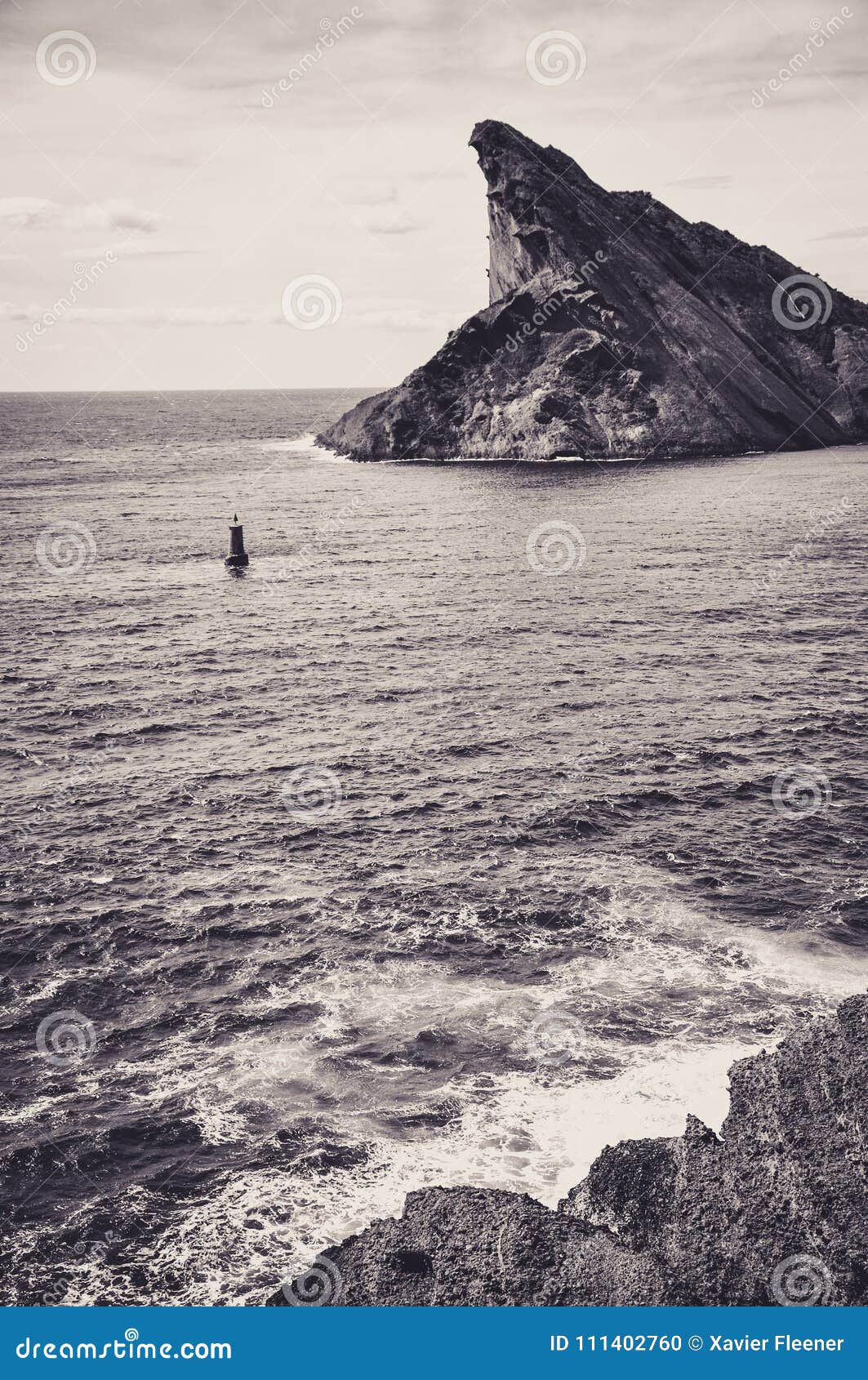 Roca Del Pico De Eagle Sobre El Mar En El La Ciotat Foto de archivo ...
