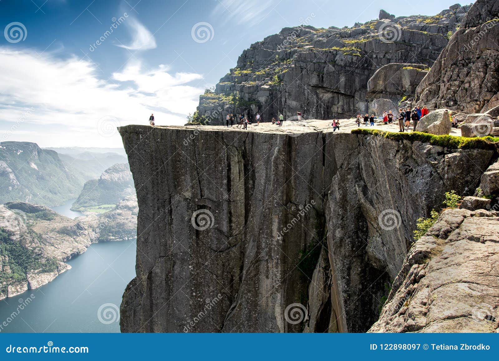 Roca Del Púlpito De Preikestolen Fotografía editorial - Imagen de cubo, piedra: 122898097