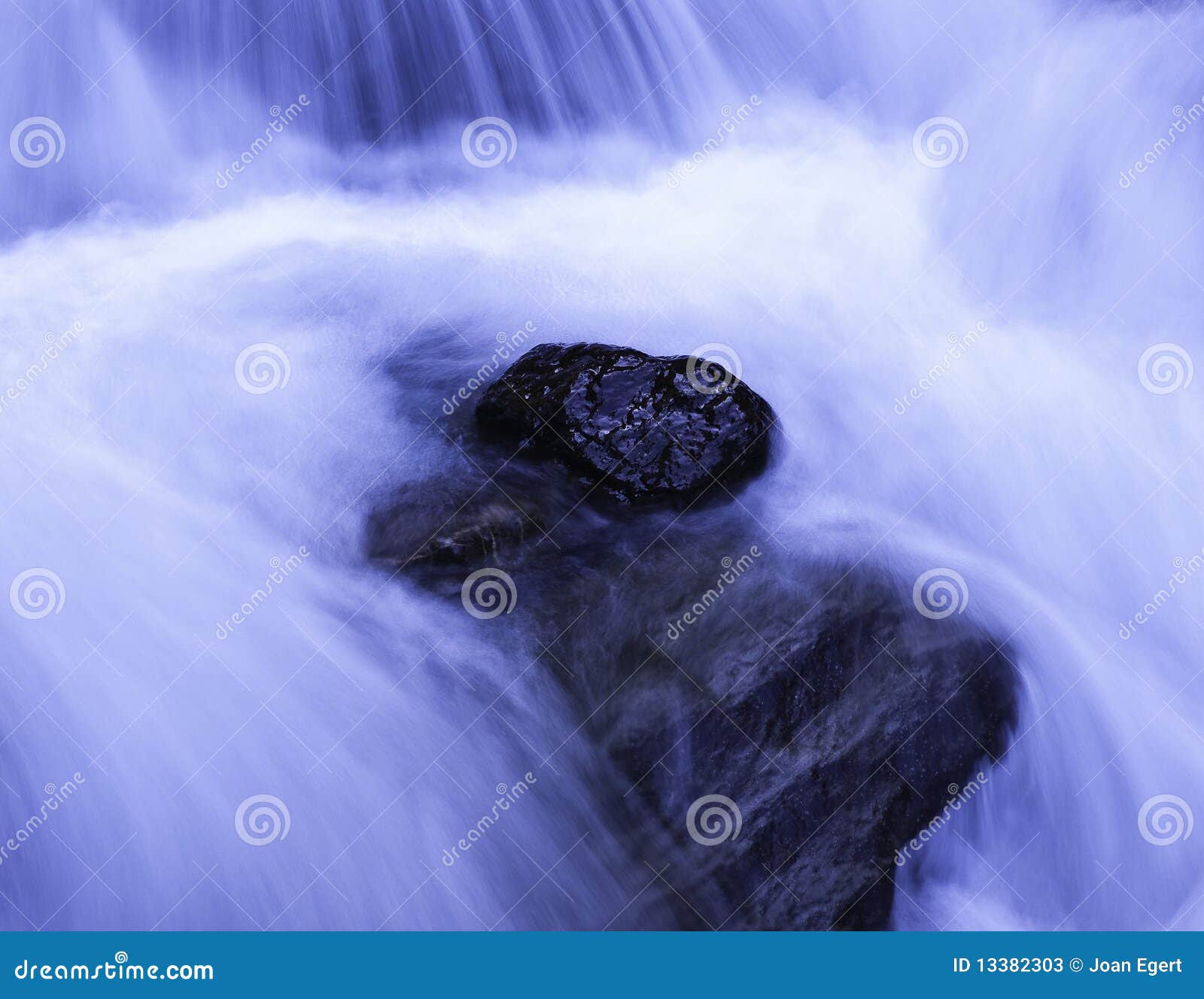 Roca en agua imagen de archivo. Imagen de cubo, noreste - 13382303