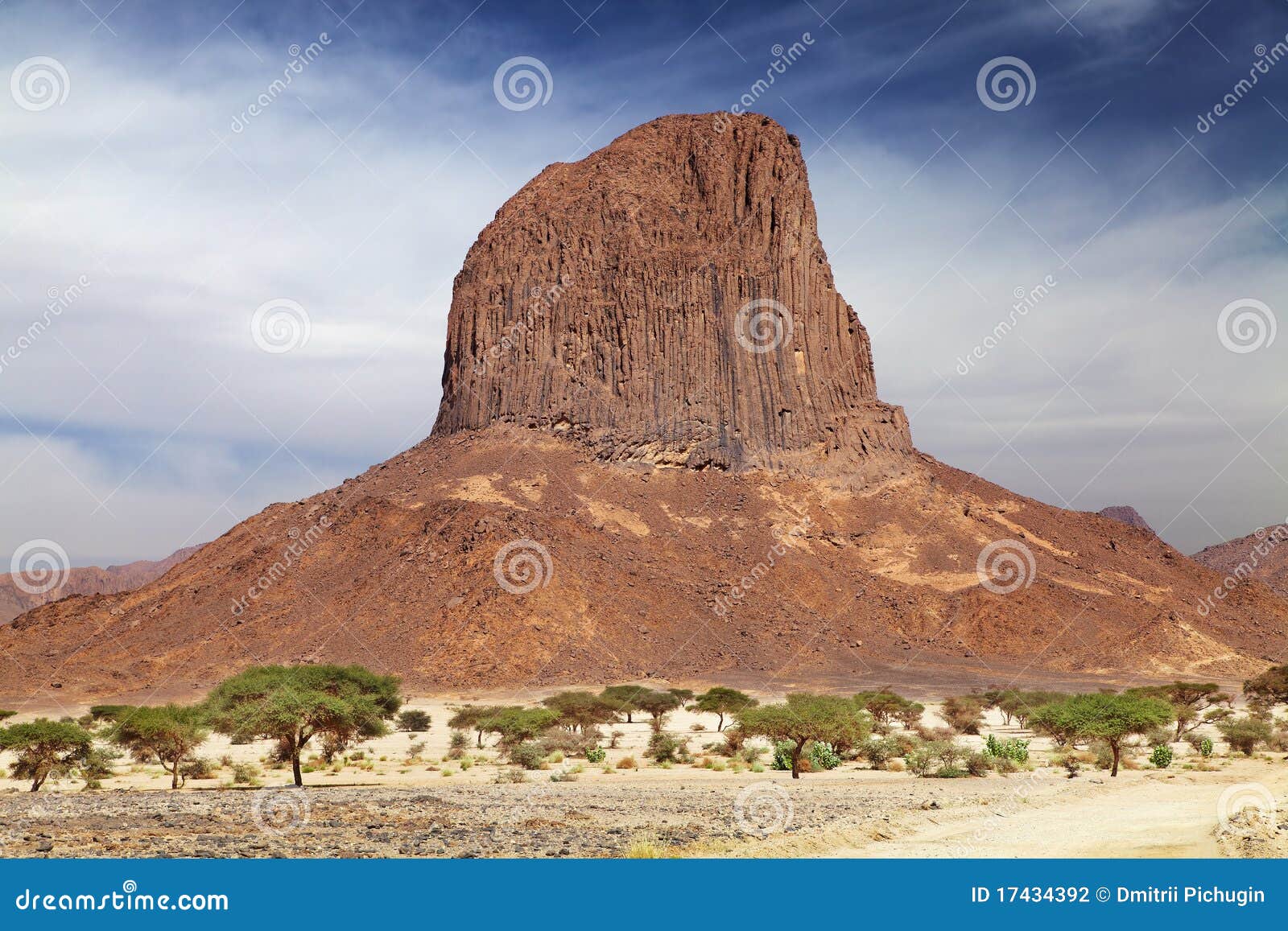 Roca En El Desierto De Sáhara Foto de archivo - Imagen de cielo, azul ...