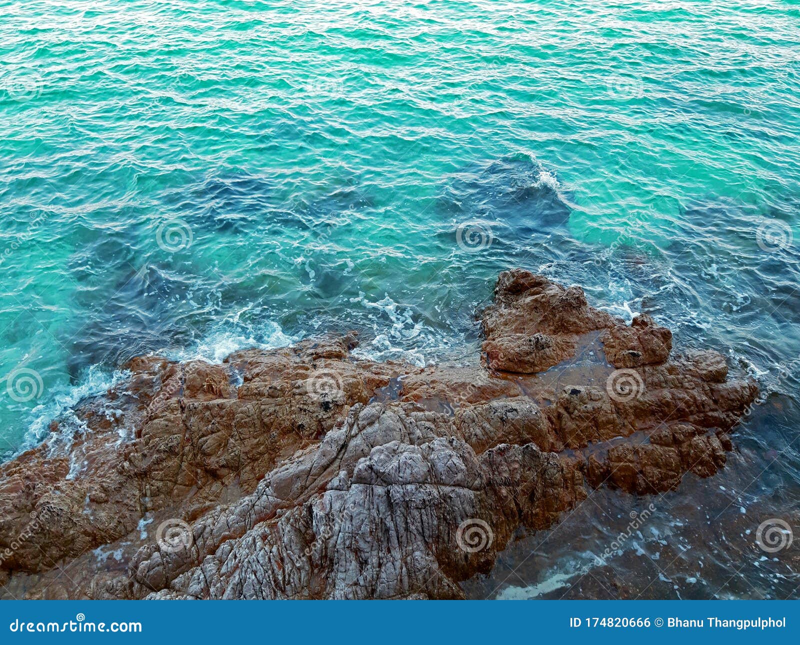 Roca en el mar foto de archivo. Imagen de fondo, chapoteo - 174820666
