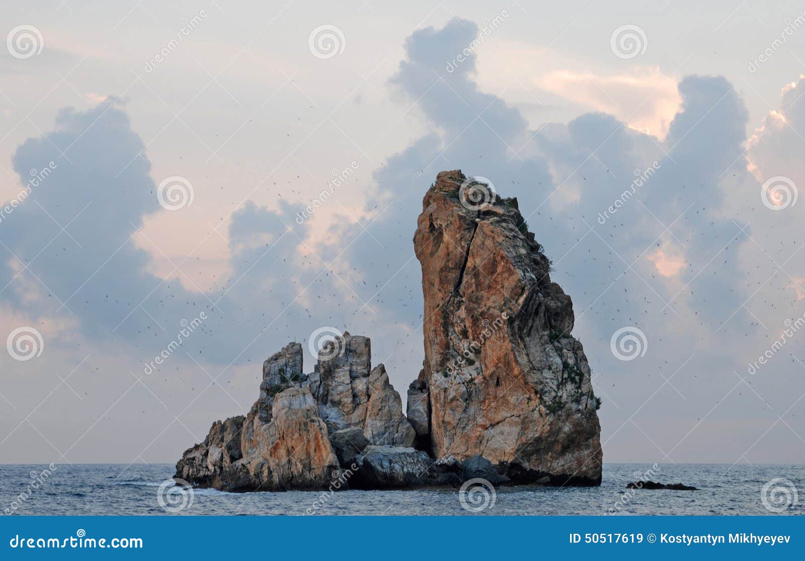 Roca en el medio del mar imagen de archivo. Imagen de profundo - 50517619