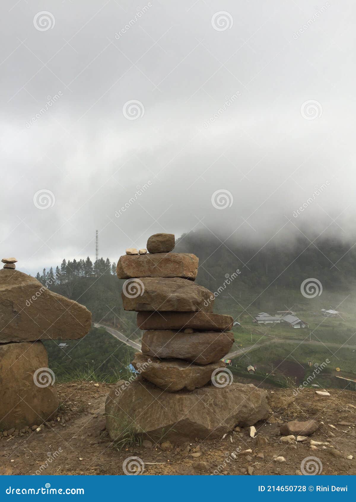 Roca en la colina foto de archivo. Imagen de hermoso - 214650728