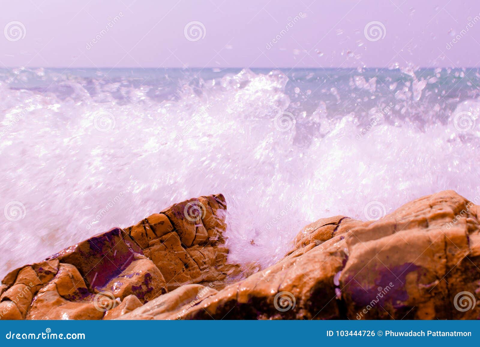 Roca en la playa foto de archivo. Imagen de cielo, azul - 103444726