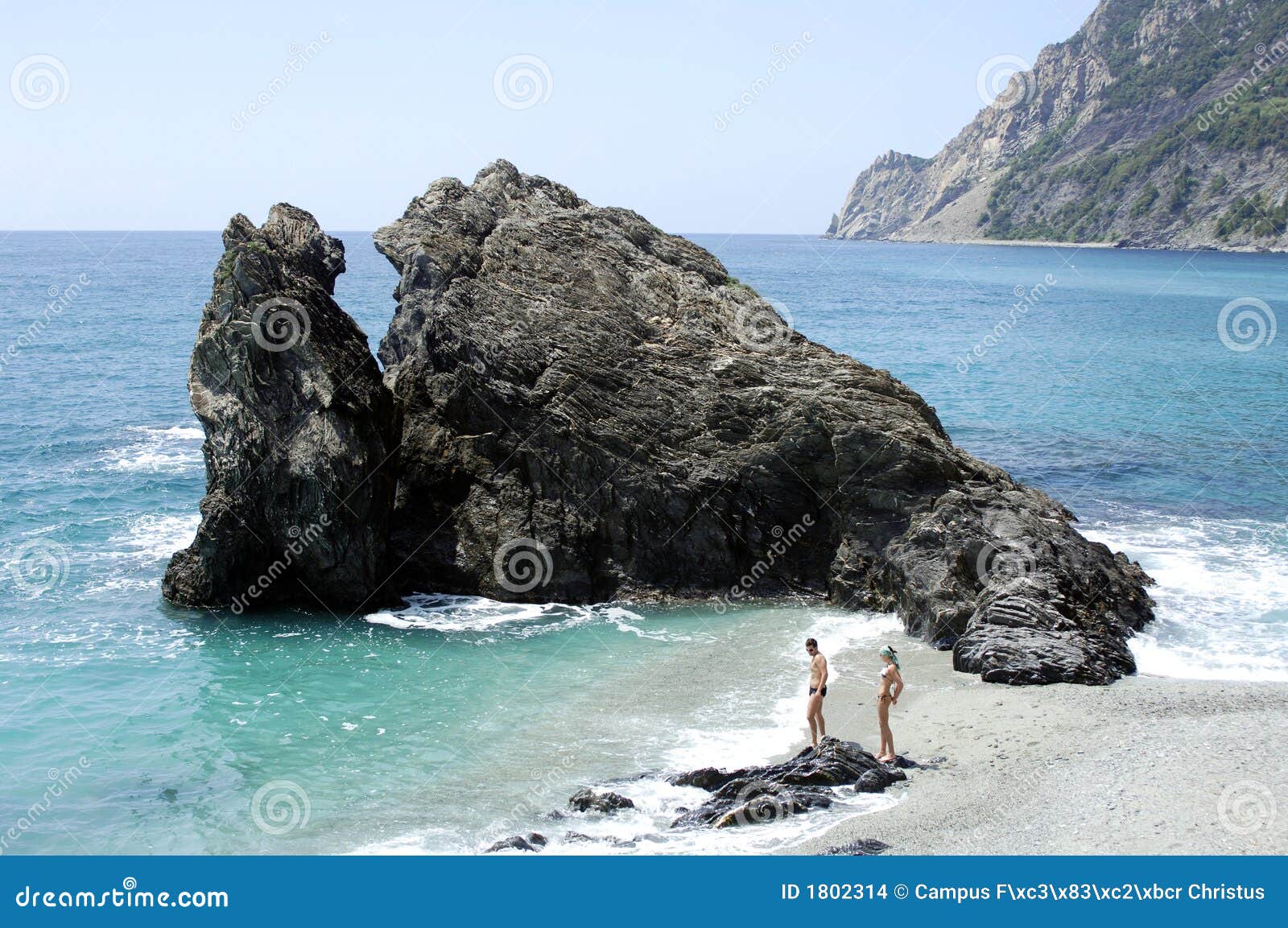 Roca en la playa foto de archivo. Imagen de azul, océano - 1802314