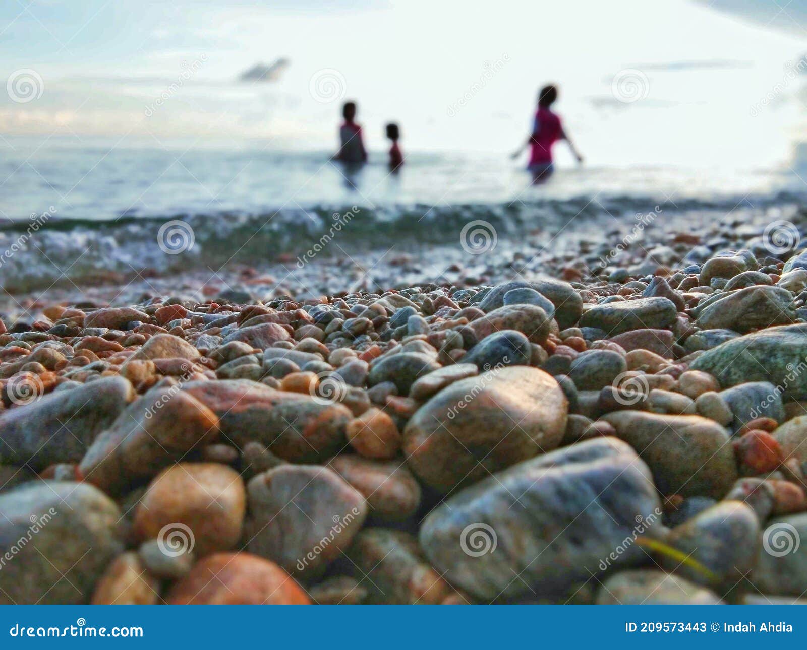 Roca en la playa imagen de archivo. Imagen de horizonte - 209573443