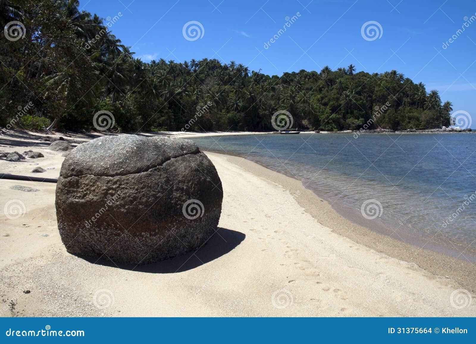 Roca en la playa foto de archivo. Imagen de arena, playa - 31375664