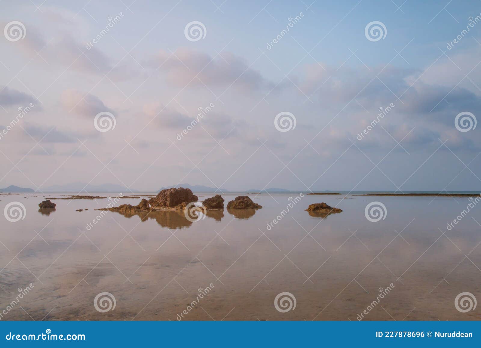 Roca En La Playa Al Atardecer Foto de archivo - Imagen de guijarro ...