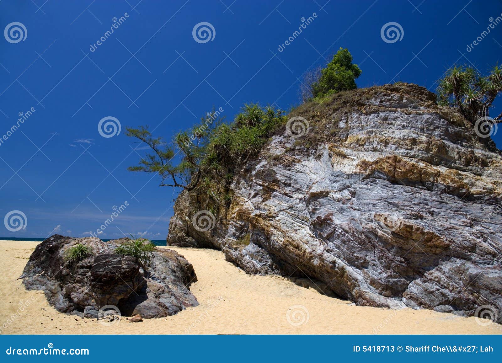 Roca en la playa tropical imagen de archivo. Imagen de litoral - 5418713