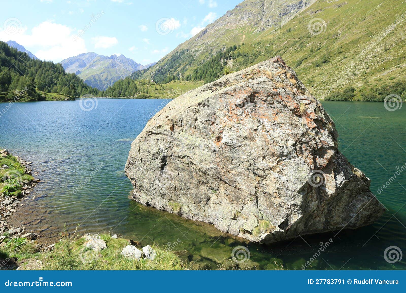 Roca grande en el lago imagen de archivo. Imagen de picos - 27783791