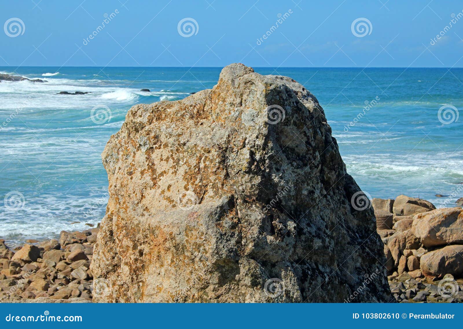 Roca grande en la playa foto de archivo. Imagen de resaca - 103802610