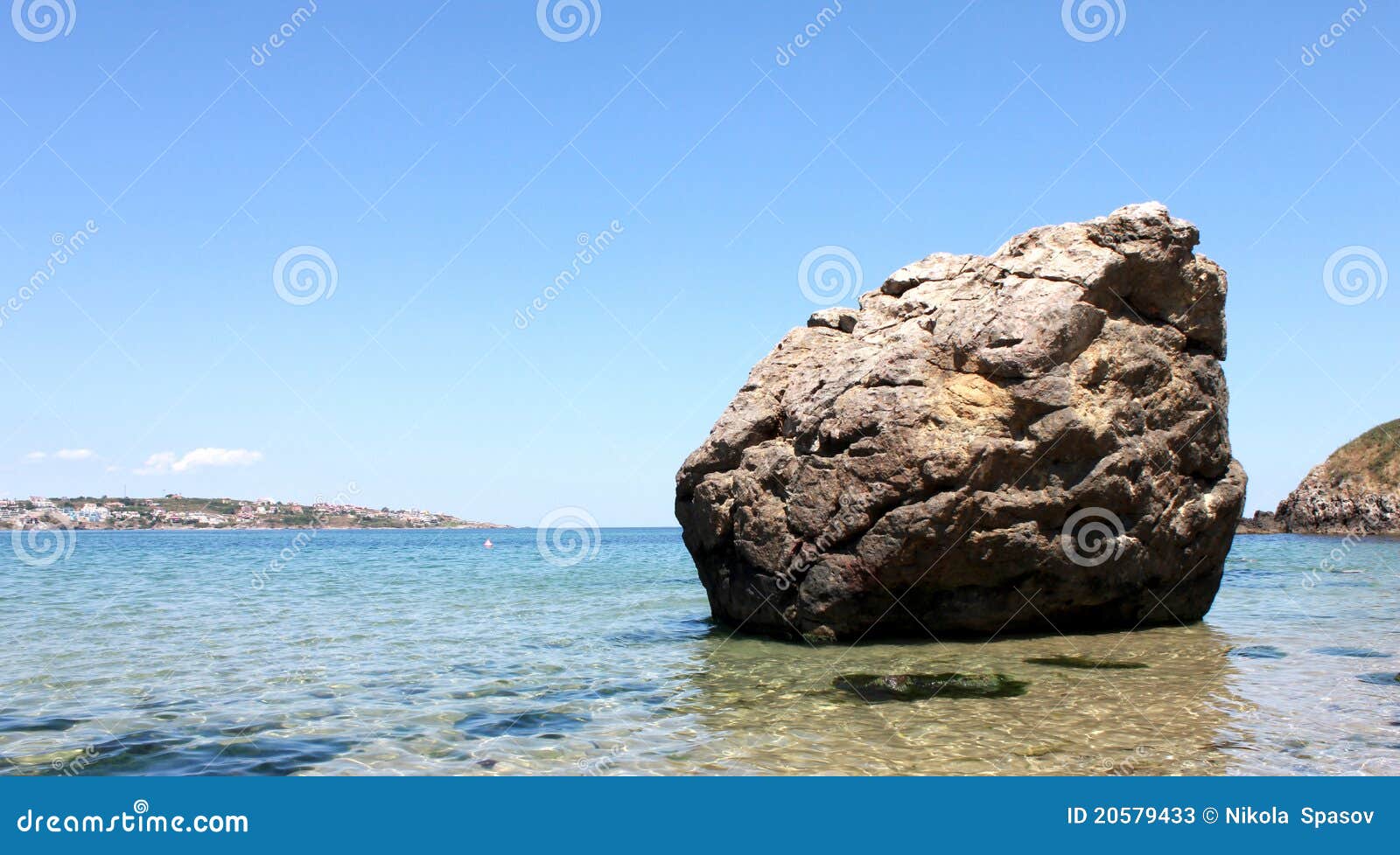 Roca grande en la playa imagen de archivo. Imagen de ciudad - 20579433