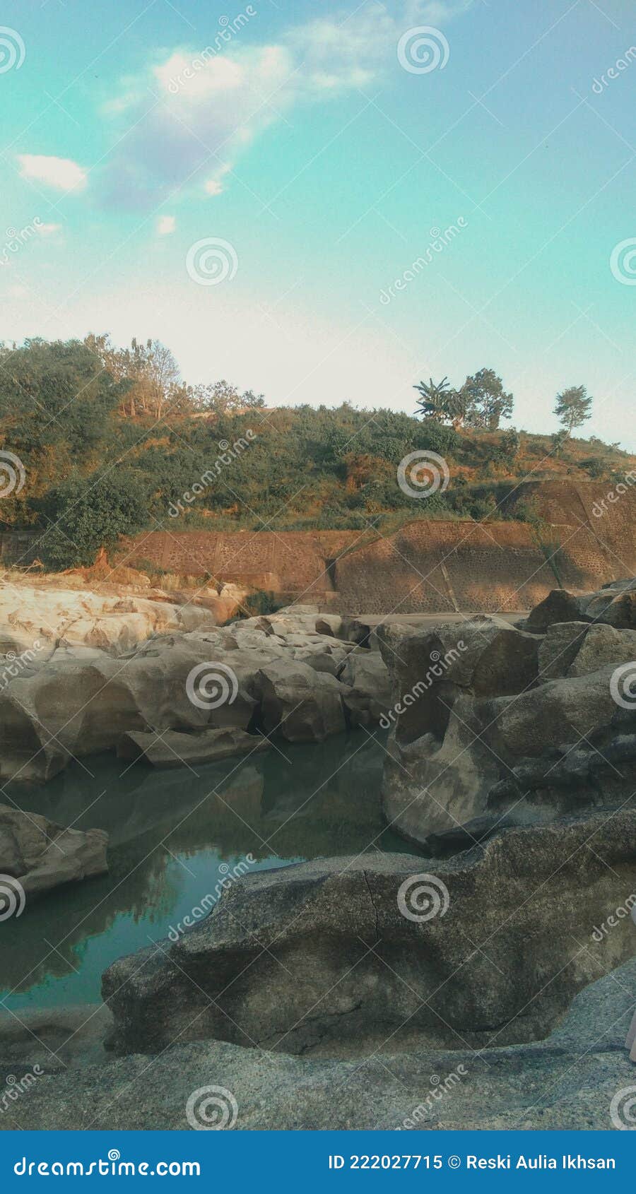Roca lacustre y colina imagen de archivo. Imagen de roca - 222027715