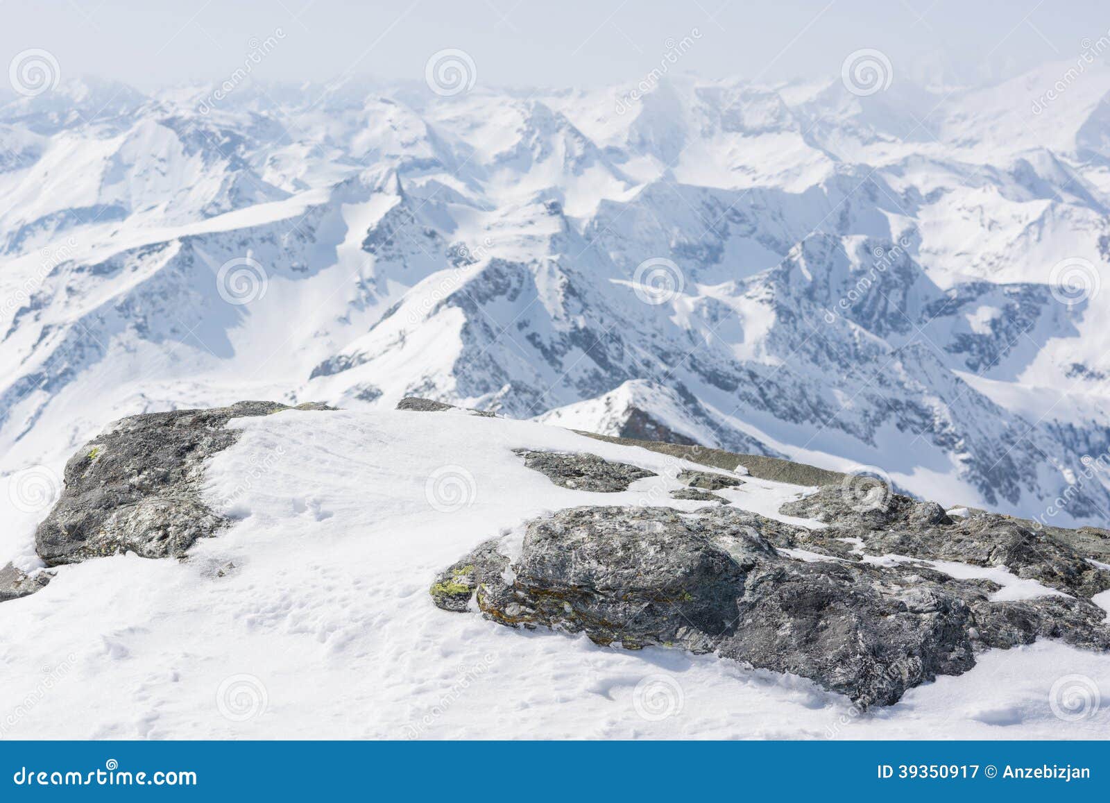 Roca Nevada Con Un Mountain View En La Parte Posterior Imagen de ...