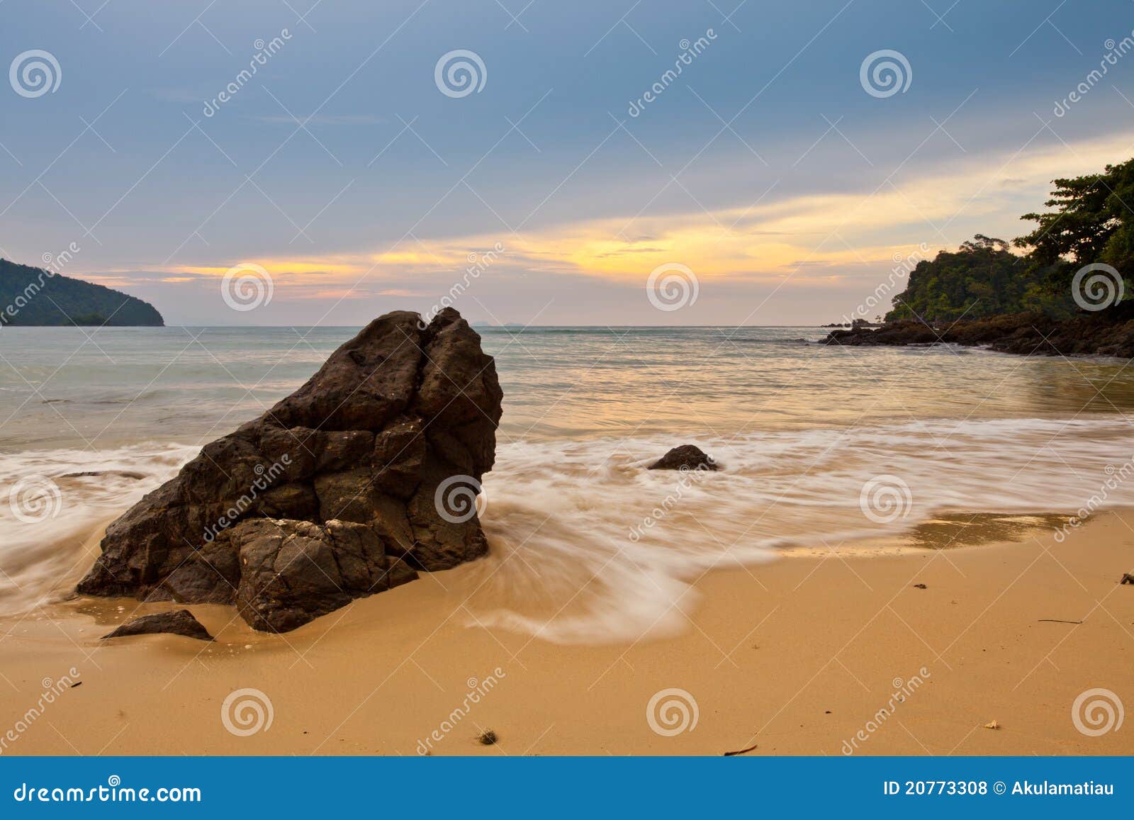 Roca, Playa Y Puesta Del Sol Foto de archivo - Imagen de arena, roca ...