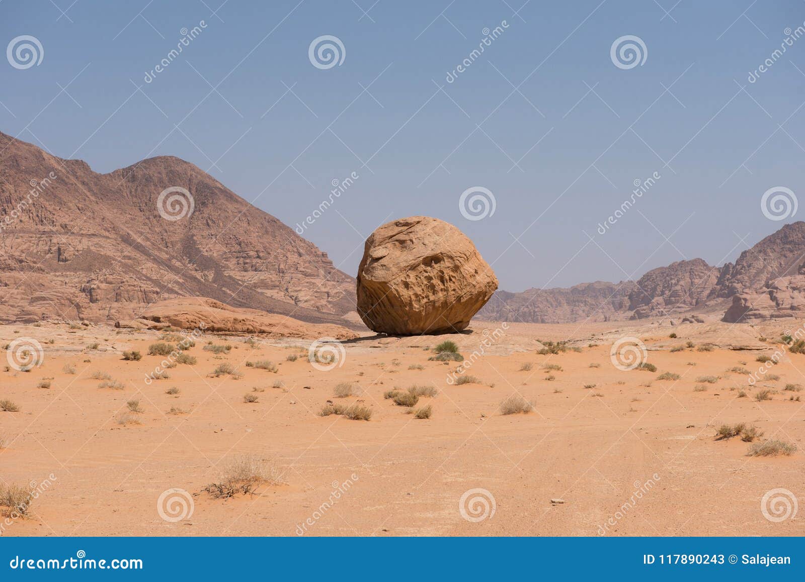Roca Redonda En El Desierto Imagen de archivo - Imagen de nadie ...