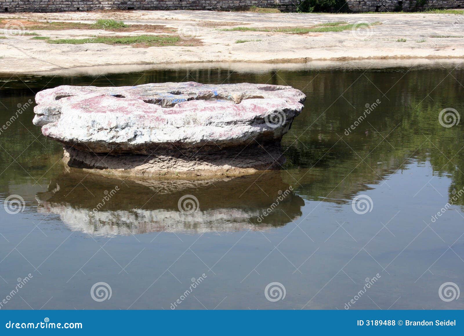 Roca redonda histórica foto de archivo. Imagen de historia - 3189488