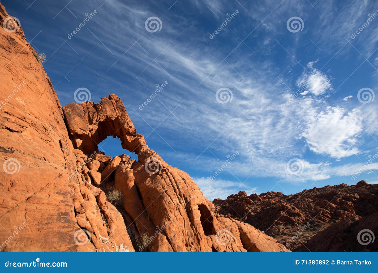 Roca roja erosionada foto de archivo. Imagen de forma - 71380892