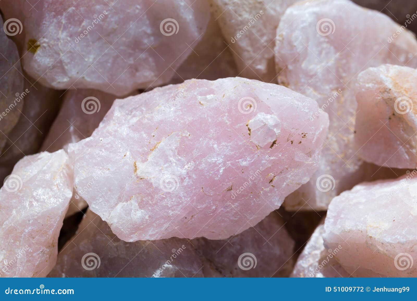 Roca Rosada Sin Pulir Del Cuarzo Foto de archivo - Imagen de gema, joya ...