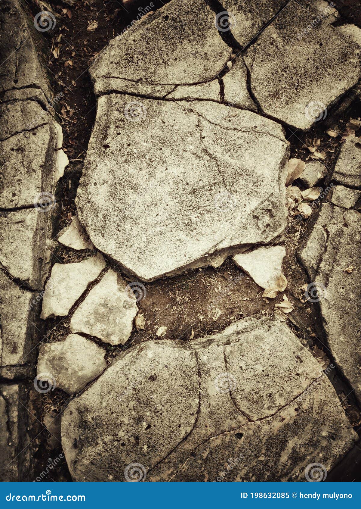 Roca rota en el camino imagen de archivo. Imagen de fondo - 198632085