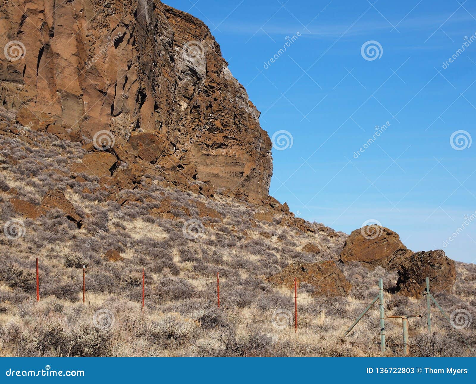 Roca rugosa del fuerte imagen de archivo. Imagen de gris - 136722803