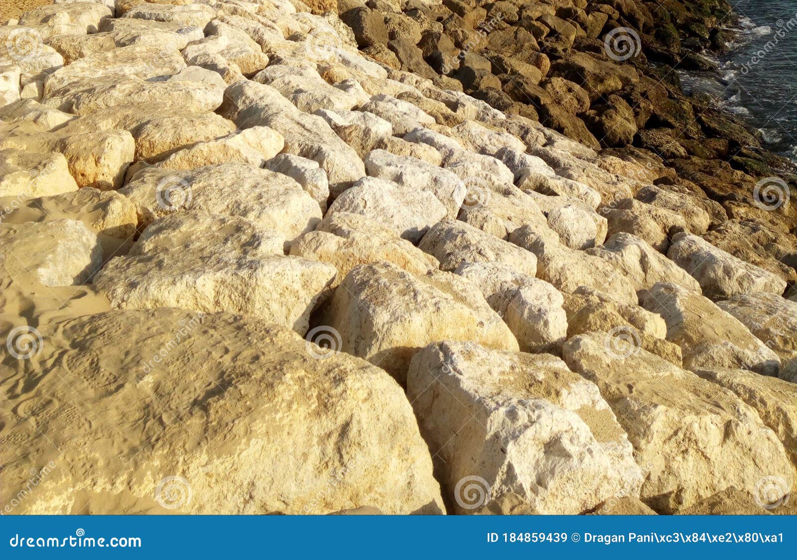 Roca y playa imagen de archivo. Imagen de costa, roca - 184859439