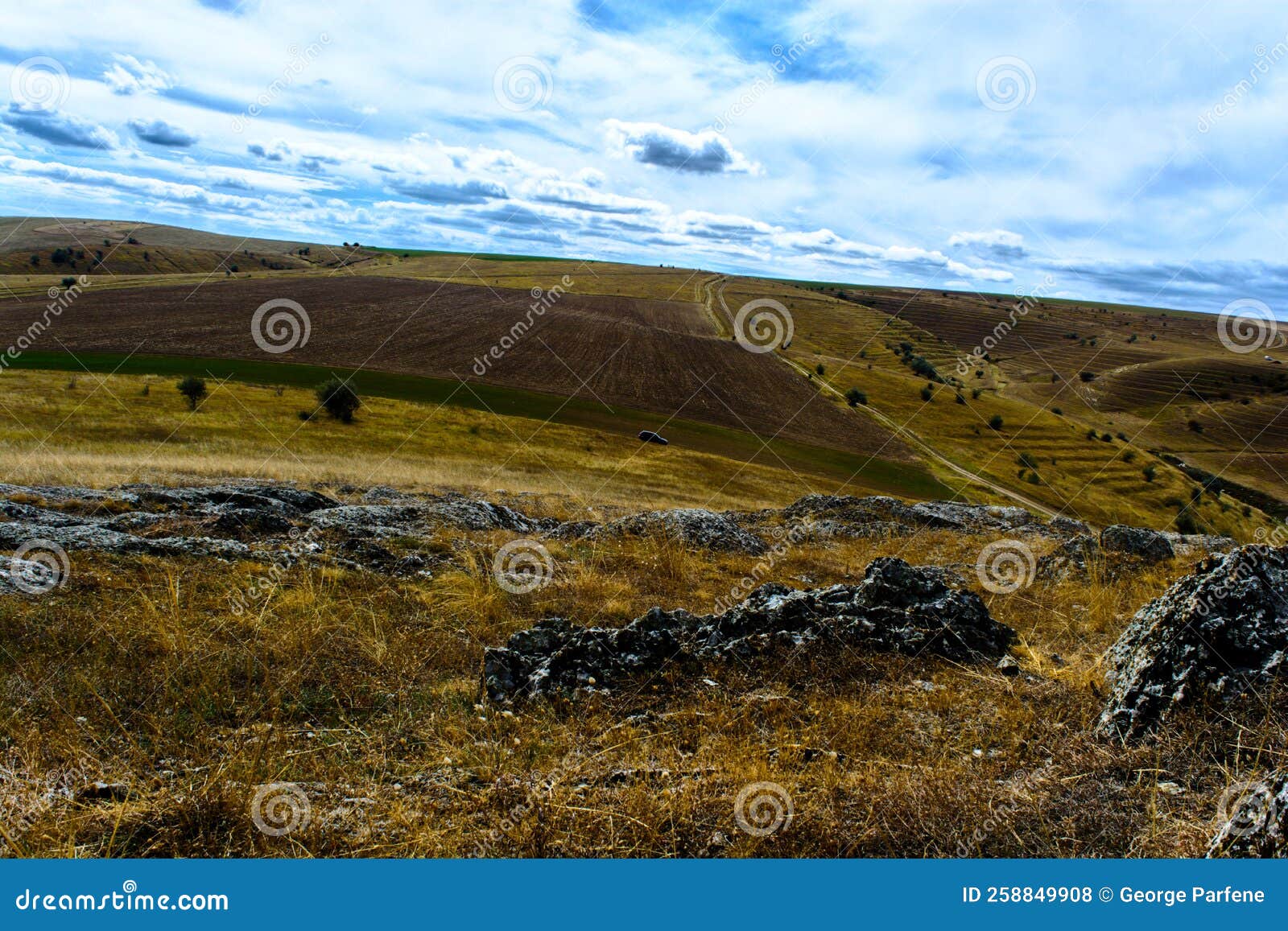 Rocas Antiguas Cerca De Tierra Arable Foto de archivo - Imagen de ...
