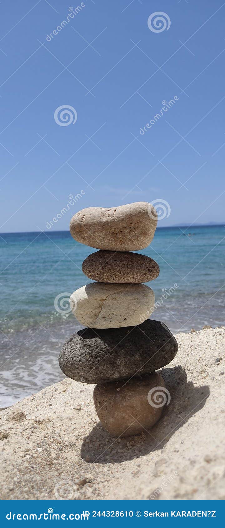 Rocas Apiladas Contra El Mar Foto de archivo - Imagen de azul, hoja ...