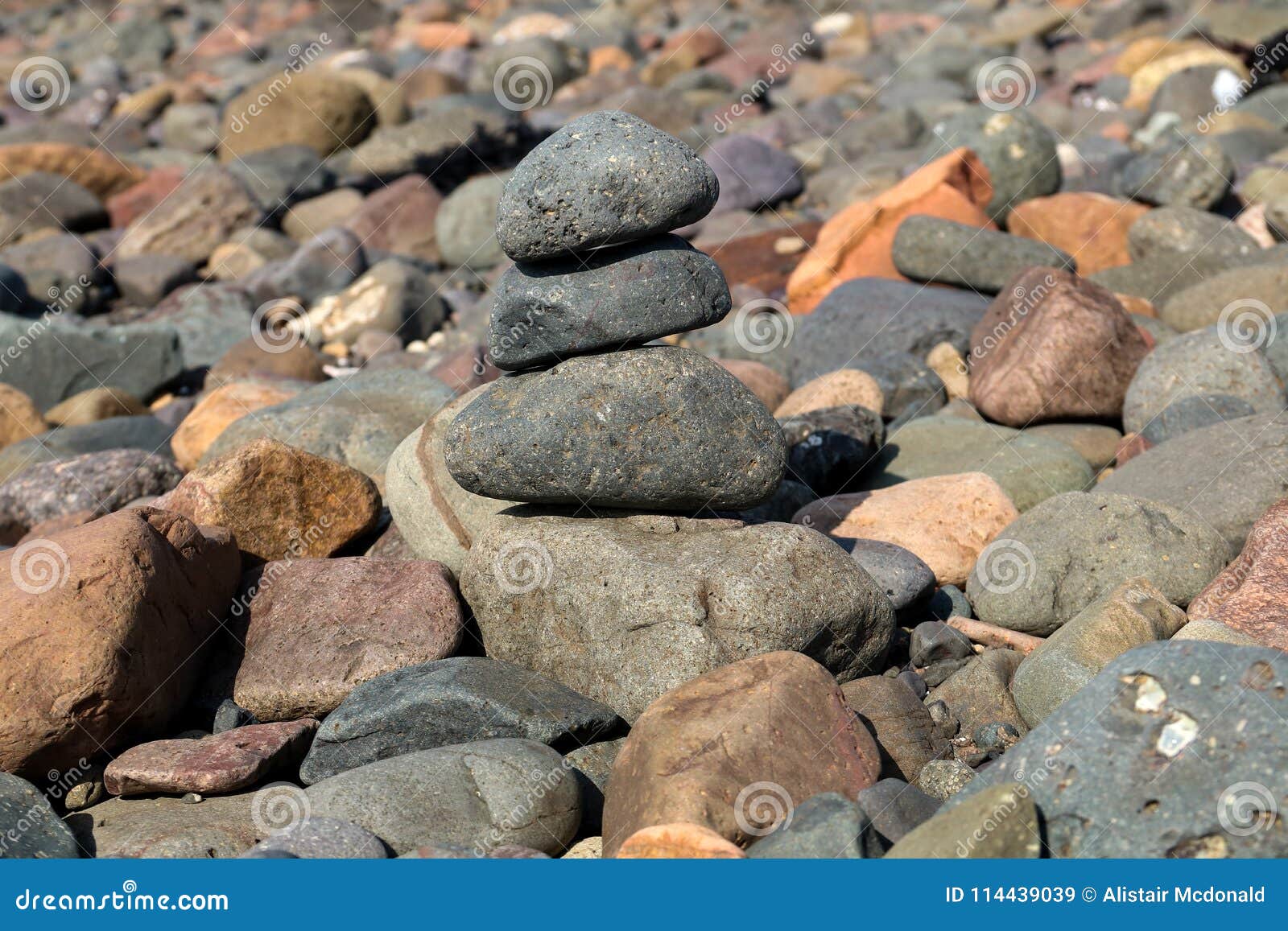 Rocas Apiladas De La Playa En Una Playa Costera Imagen de archivo ...