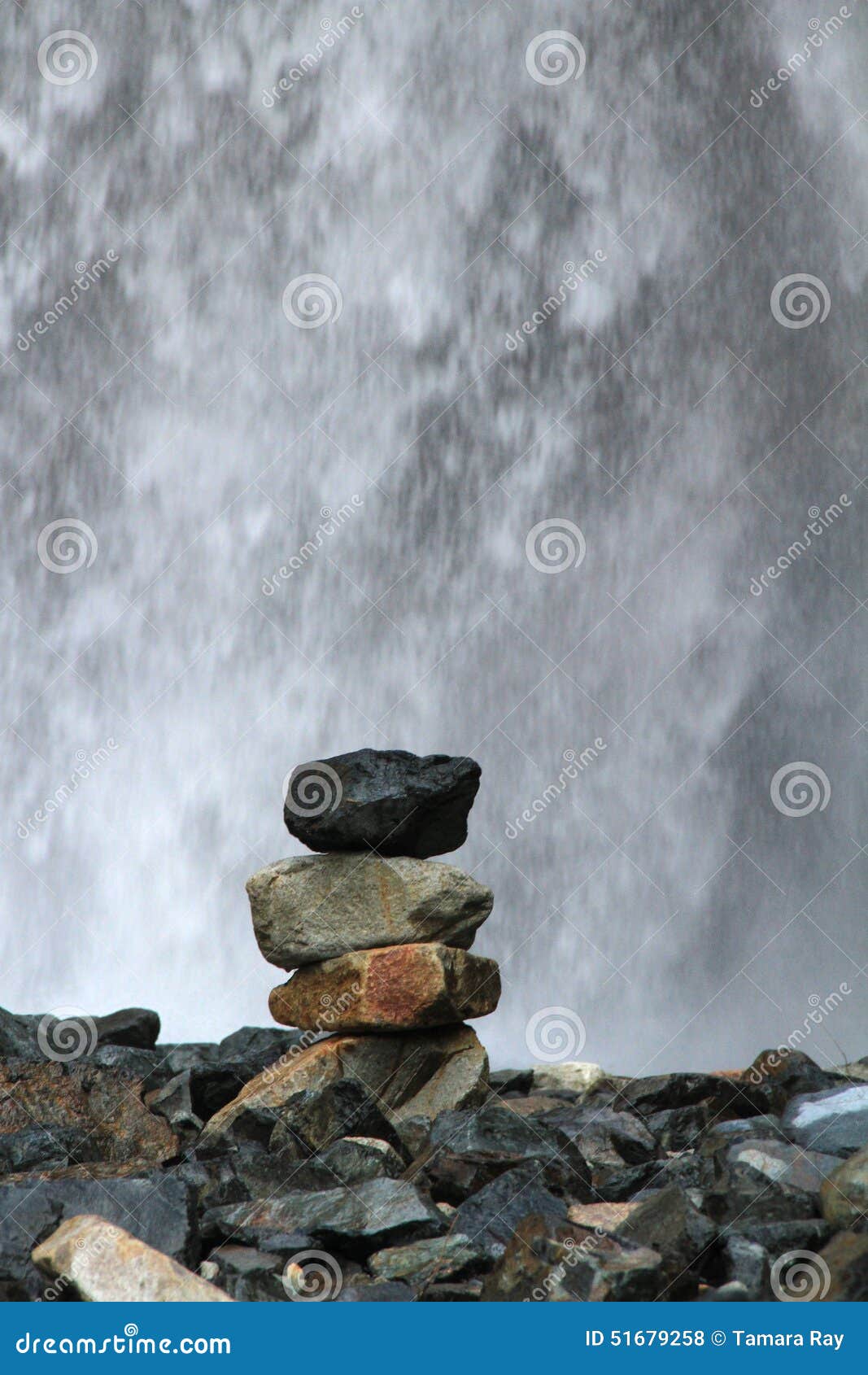 Rocas Apiladas Delante De La Cascada Foto de archivo - Imagen de vapor ...