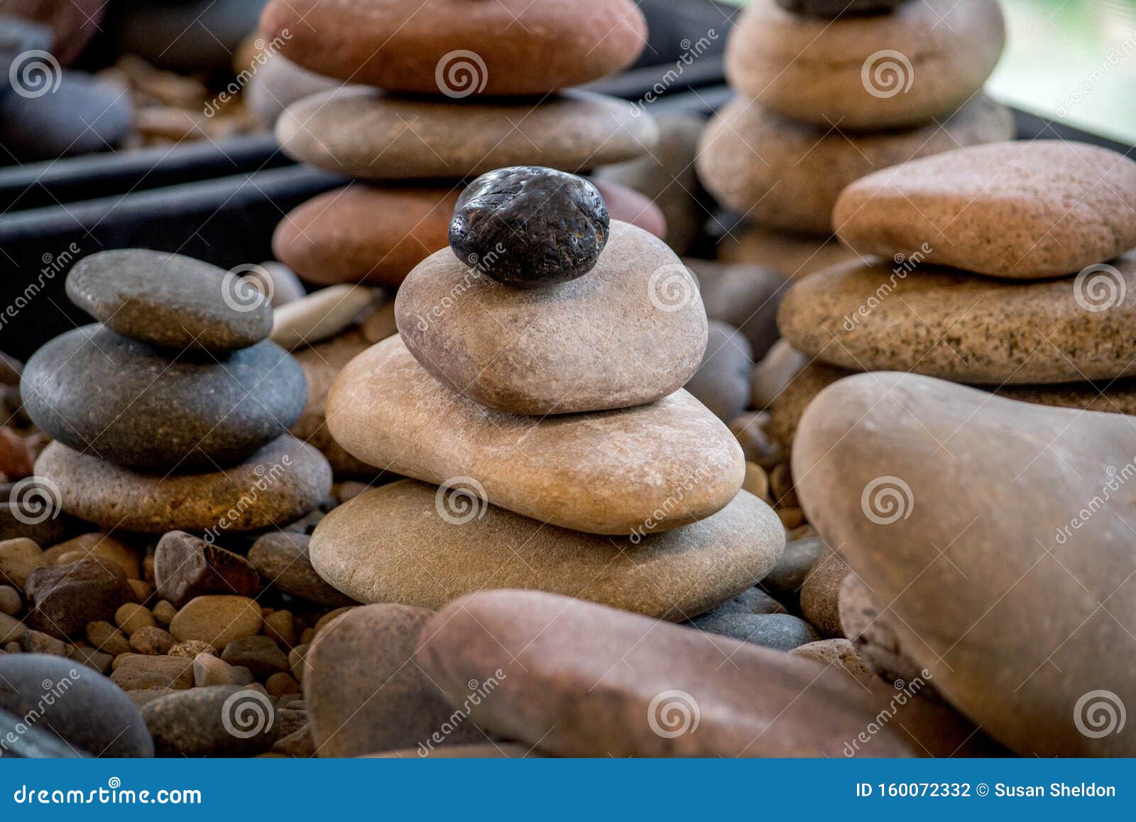 Rocas Apiladas Para Una Vida Tranquila Zen Foto de archivo - Imagen de ...
