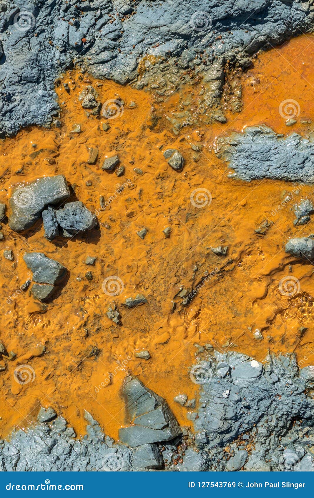 Rocas Azules Con Agua De Color Naranja Imagen de archivo - Imagen de ...
