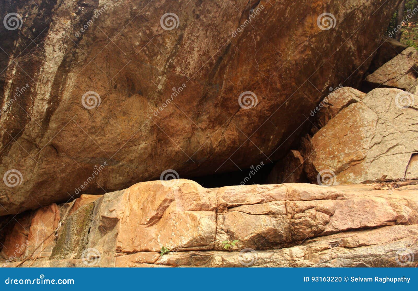 Rocas con hueco foto de archivo. Imagen de tropical, escénico - 93163220