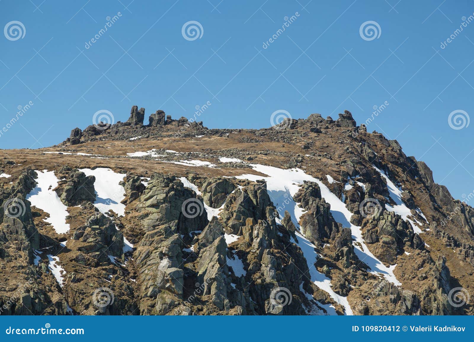 Rocas Con Nieve Contra El Cielo Foto de archivo - Imagen de piedra ...