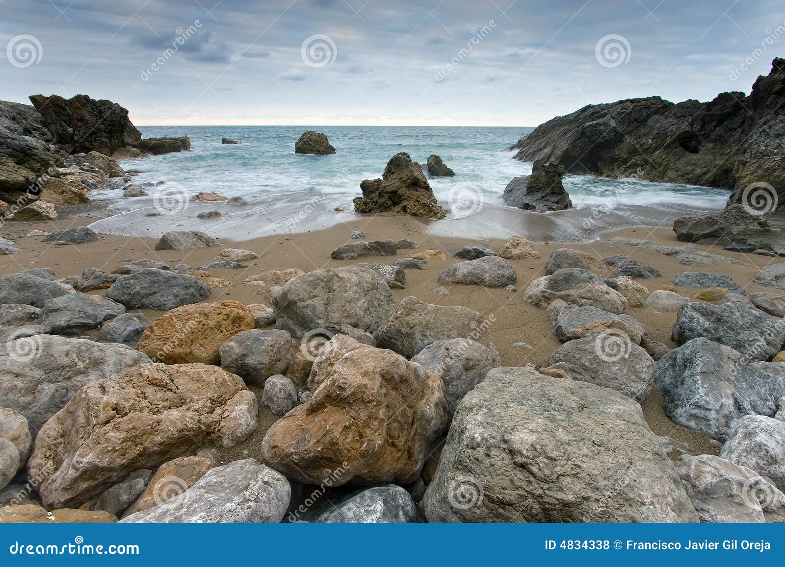 Rocas De La Playa De Usgo En Cantabria Foto de archivo - Imagen de ...