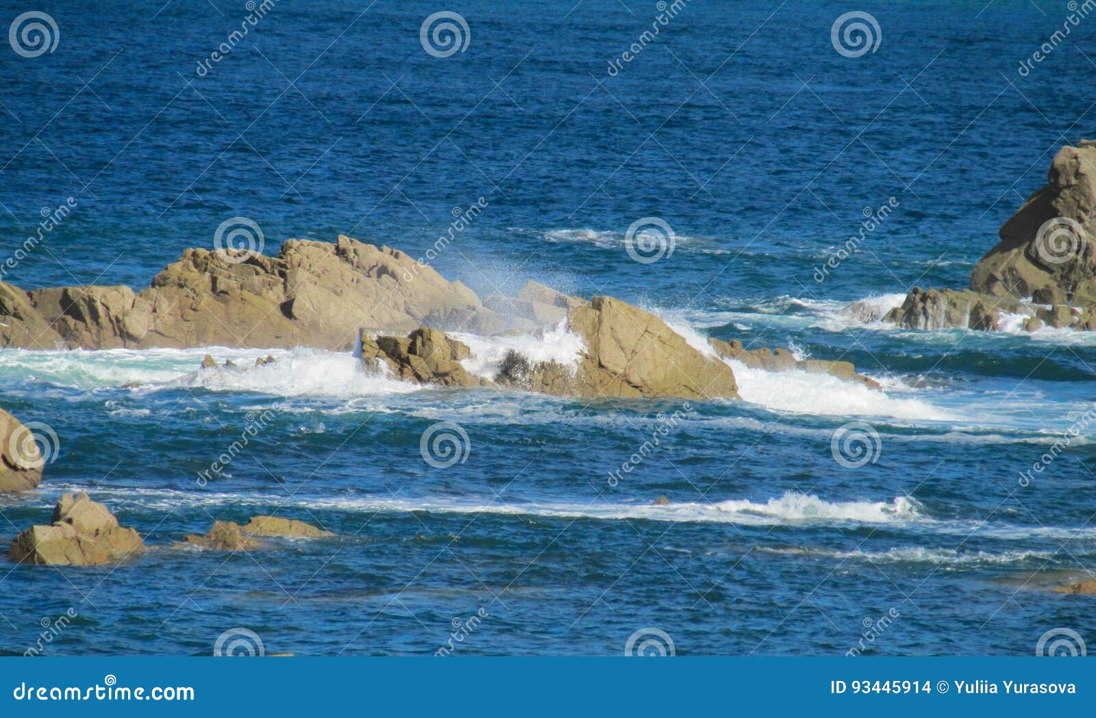 Rocas Del Granito En Ondas De La Marea Del Mar Foto de archivo - Imagen ...