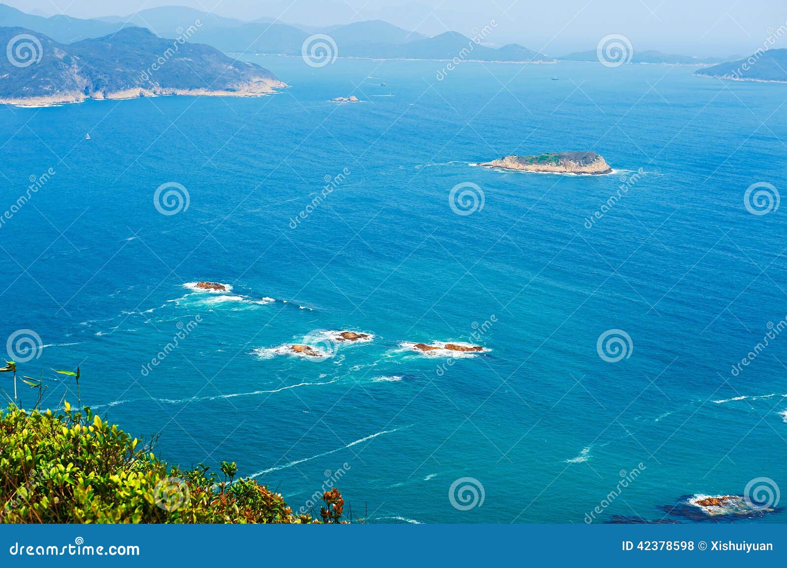 Rocas e islas rojas foto de archivo. Imagen de onda, isla - 42378598