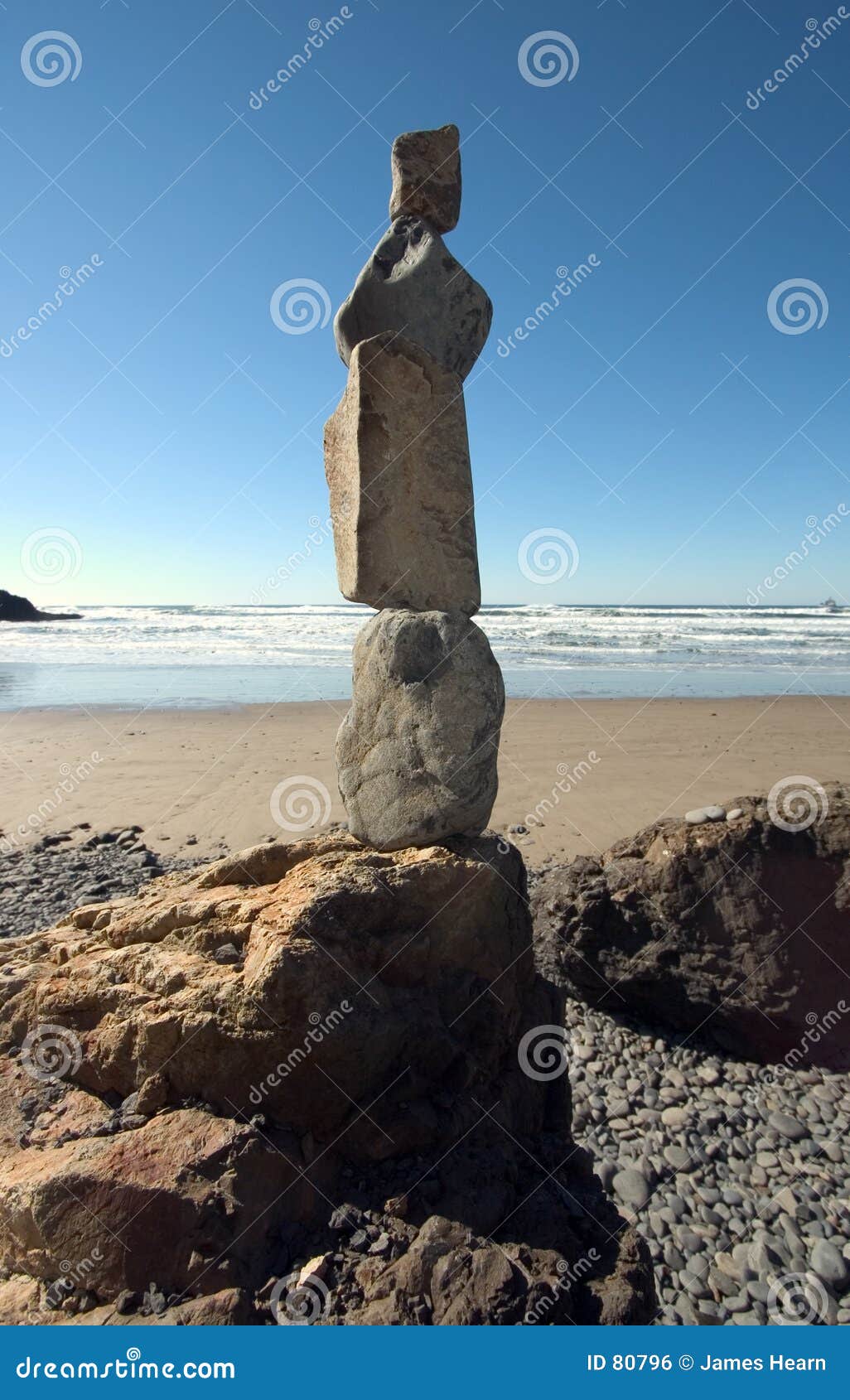 Rocas Apiladas En La Playa Imagen. Imagen: 80796