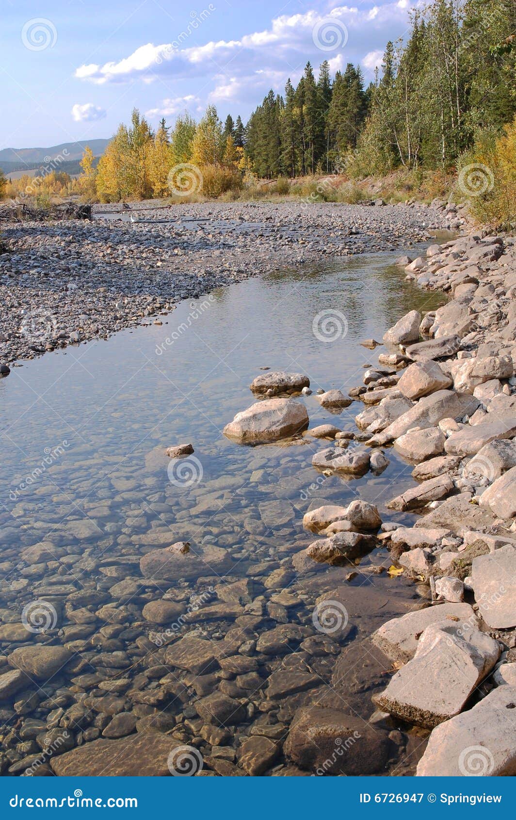 Rocas en cama de río imagen de archivo. Imagen de océano - 6726947
