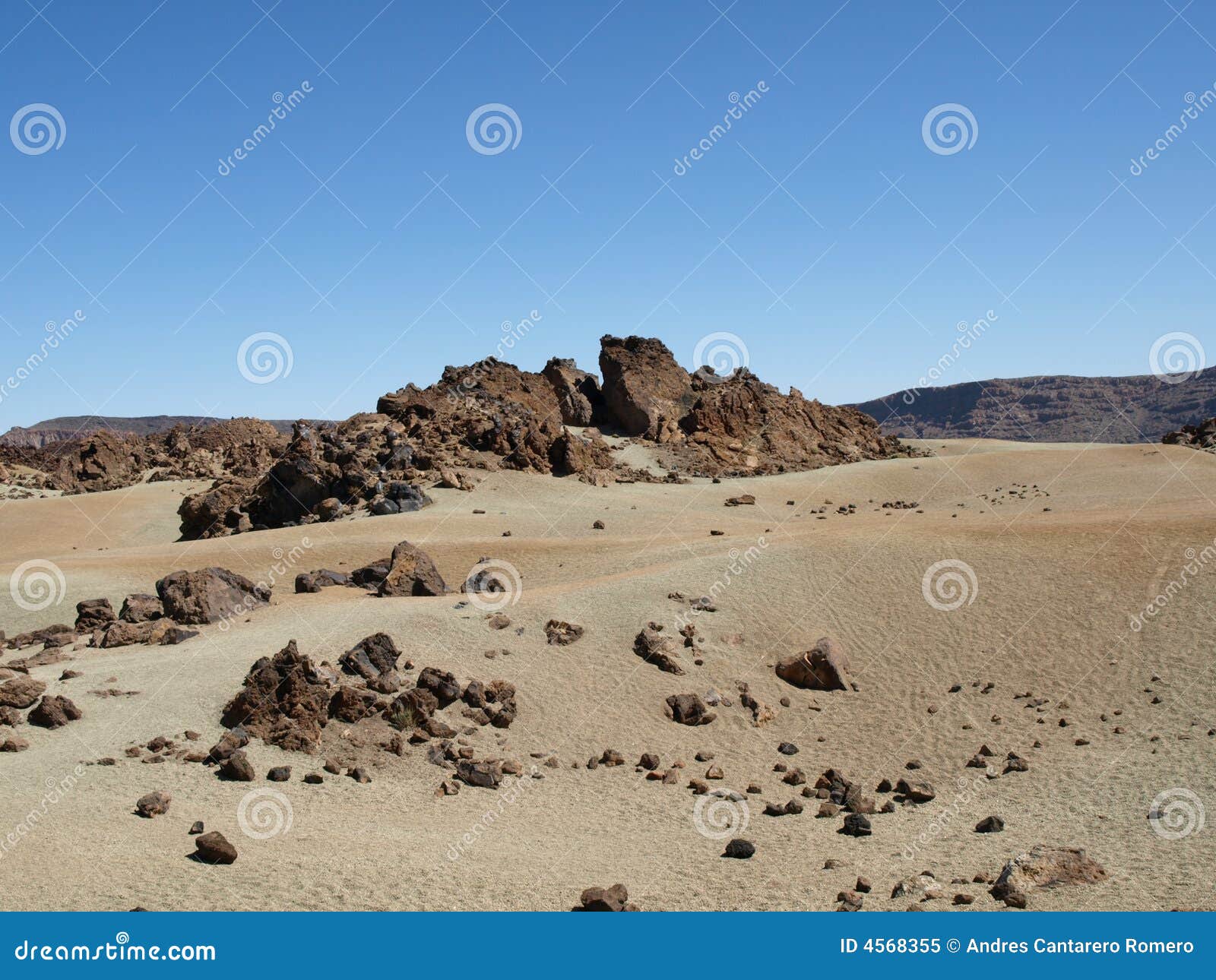 Rocas en el desierto imagen de archivo. Imagen de islas - 4568355