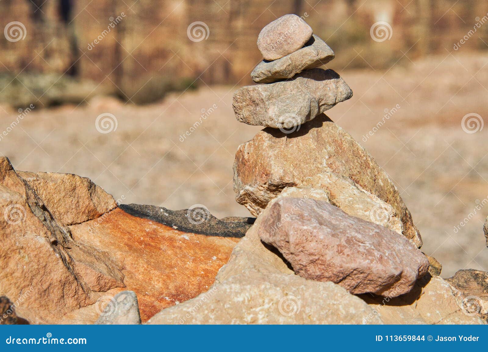 Rocas En El Desierto Apilado Junto Foto de archivo - Imagen de desierto ...