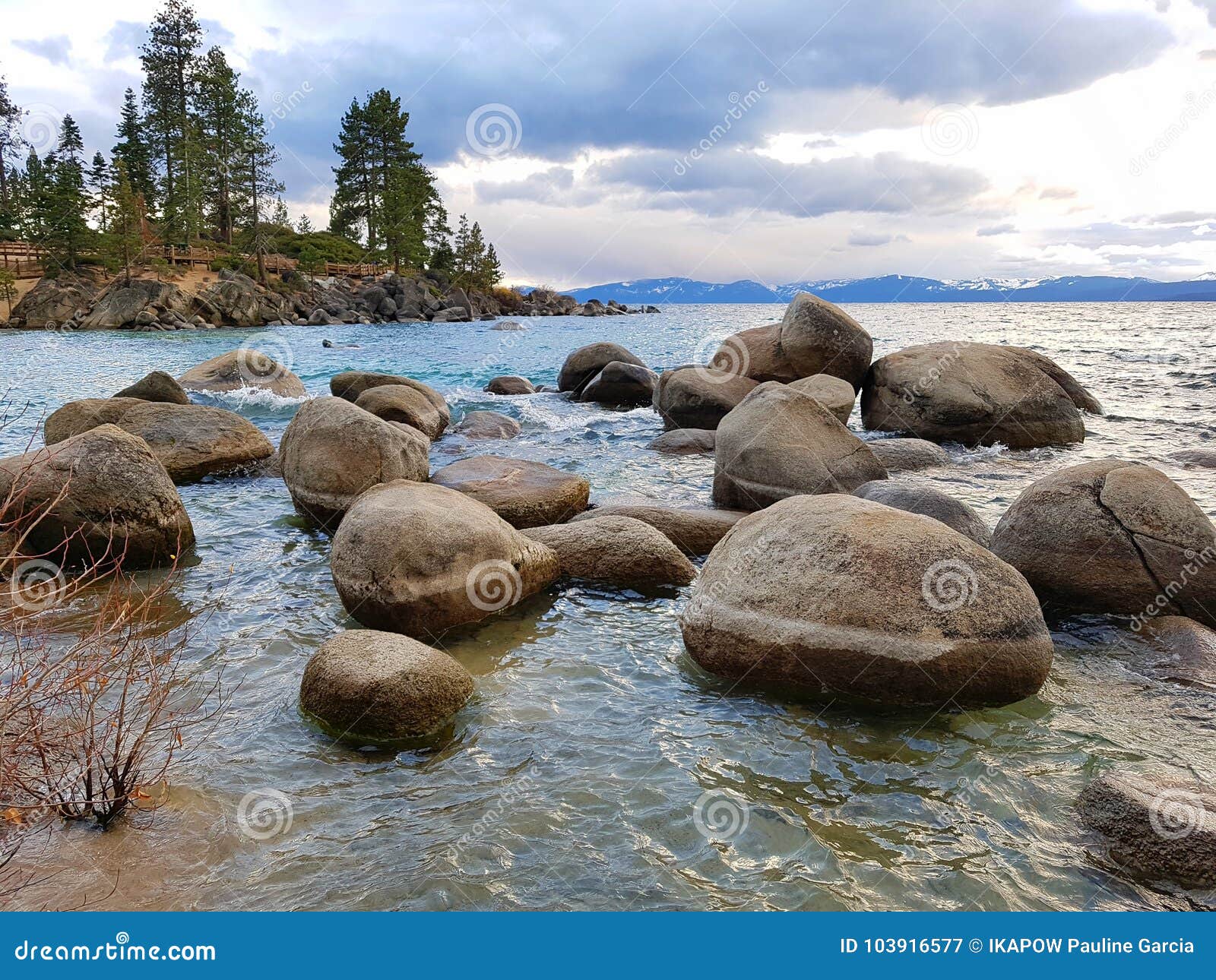 Rocas en el lago imagen de archivo. Imagen de lago, arena - 103916577