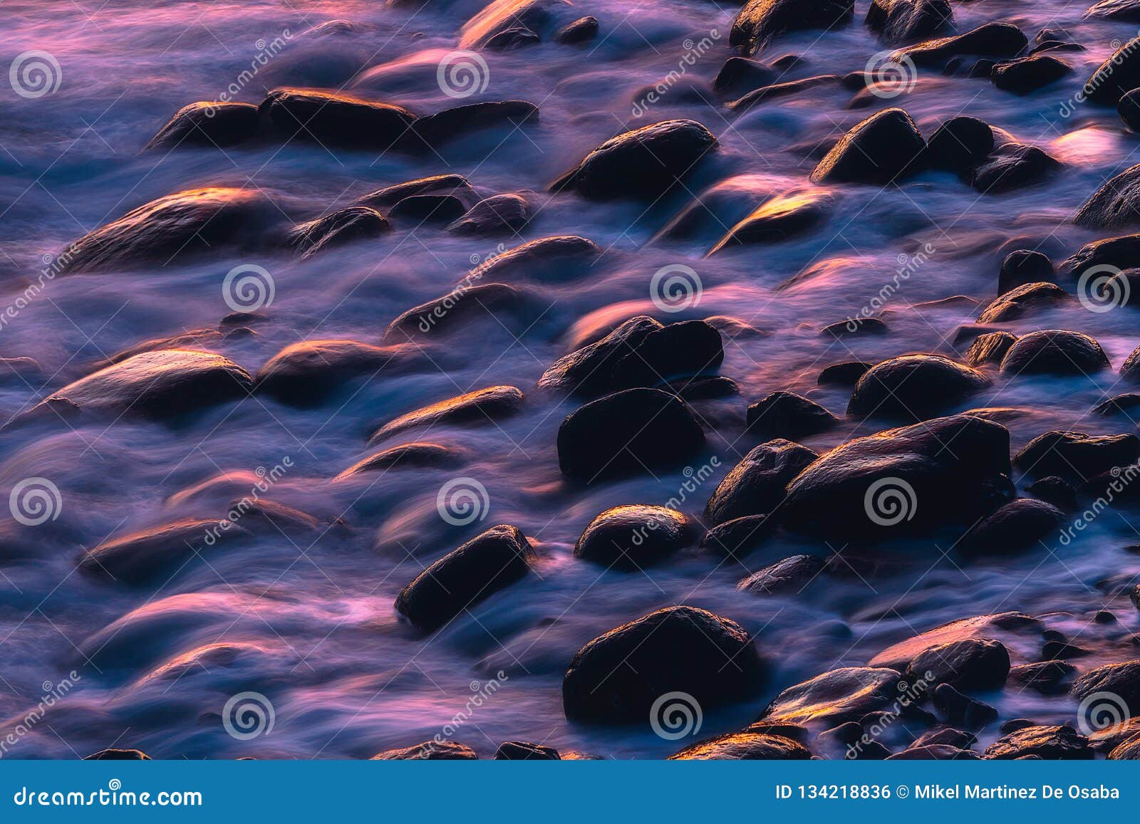 Rocas en el mar foto de archivo. Imagen de oscuro, playa - 134218836