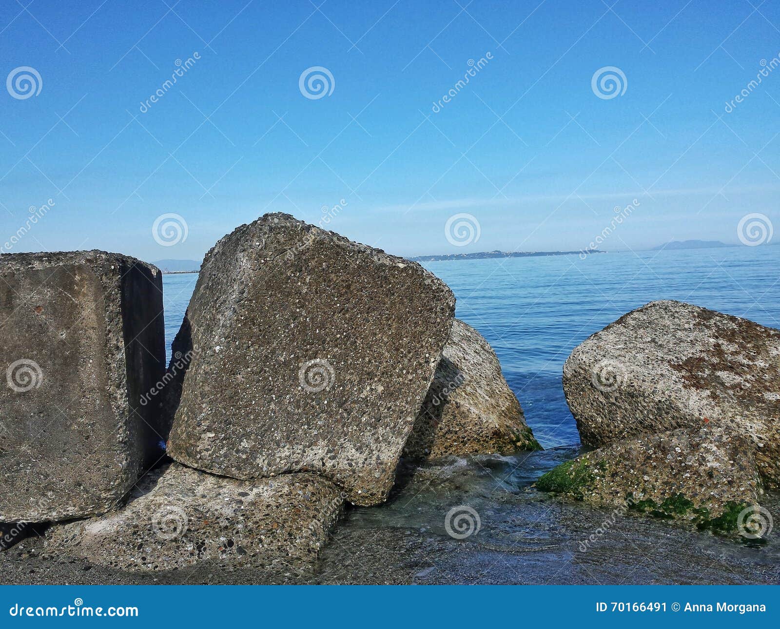 Rocas en el mar imagen de archivo. Imagen de italia, azul - 70166491
