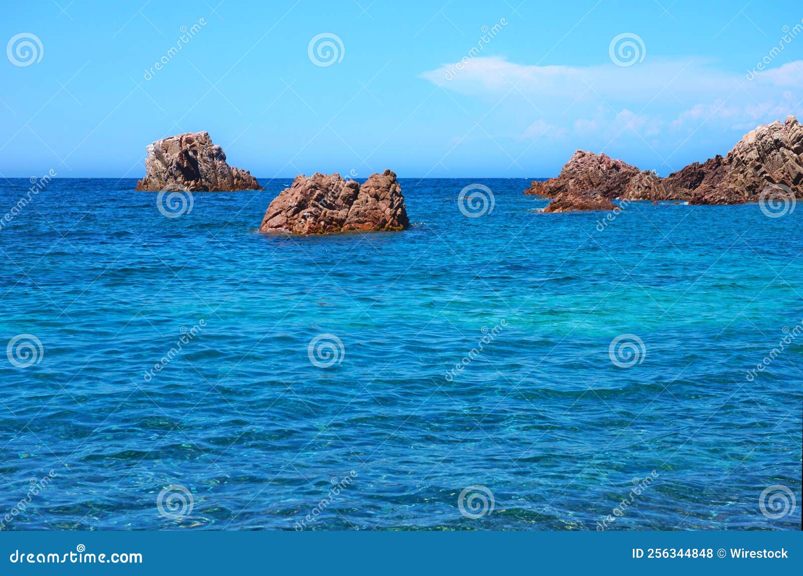 Rocas en el mar azul. foto de archivo. Imagen de costa - 256344848