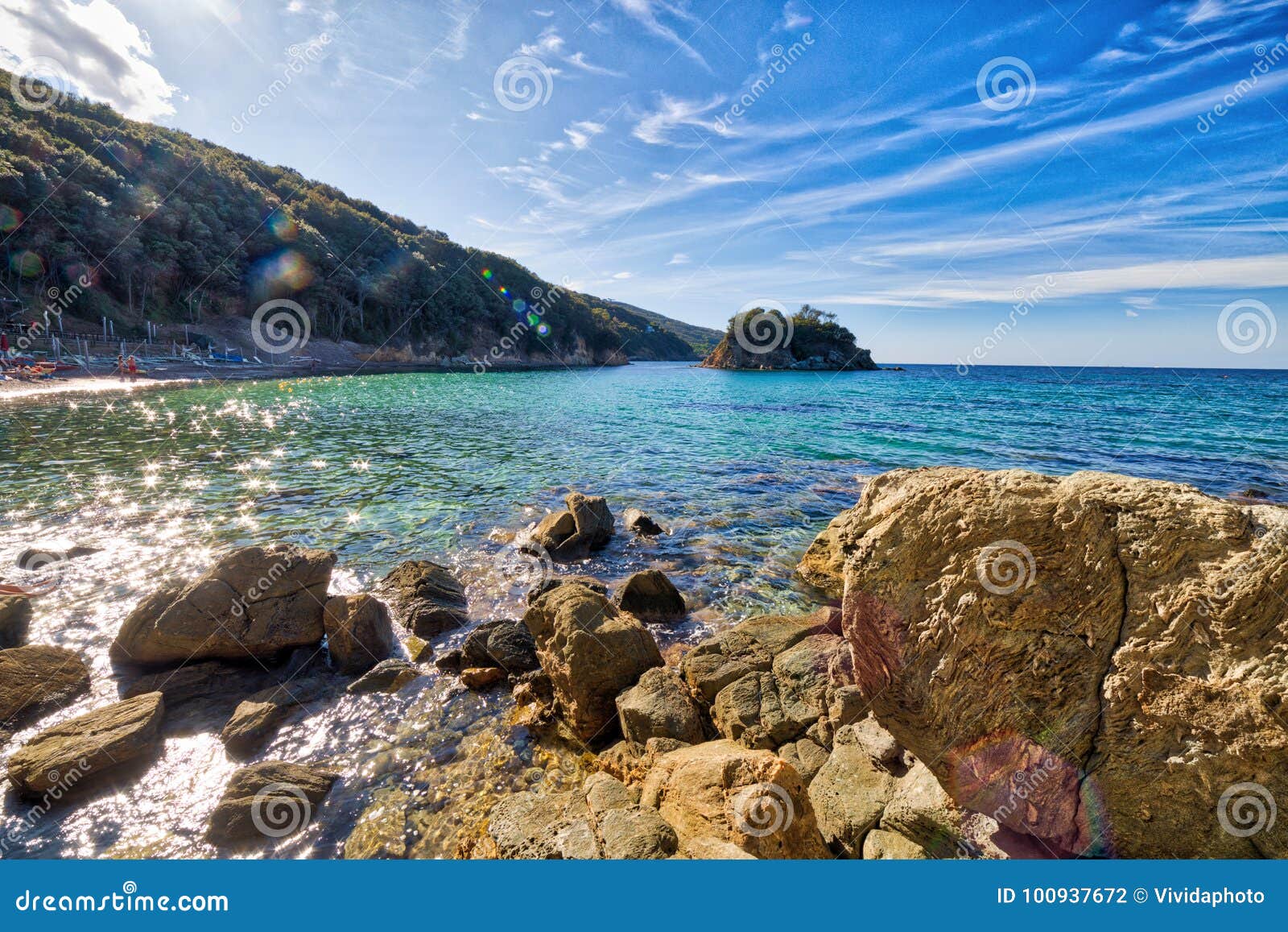 Rocas en la playa foto de archivo. Imagen de sunlight - 100937672