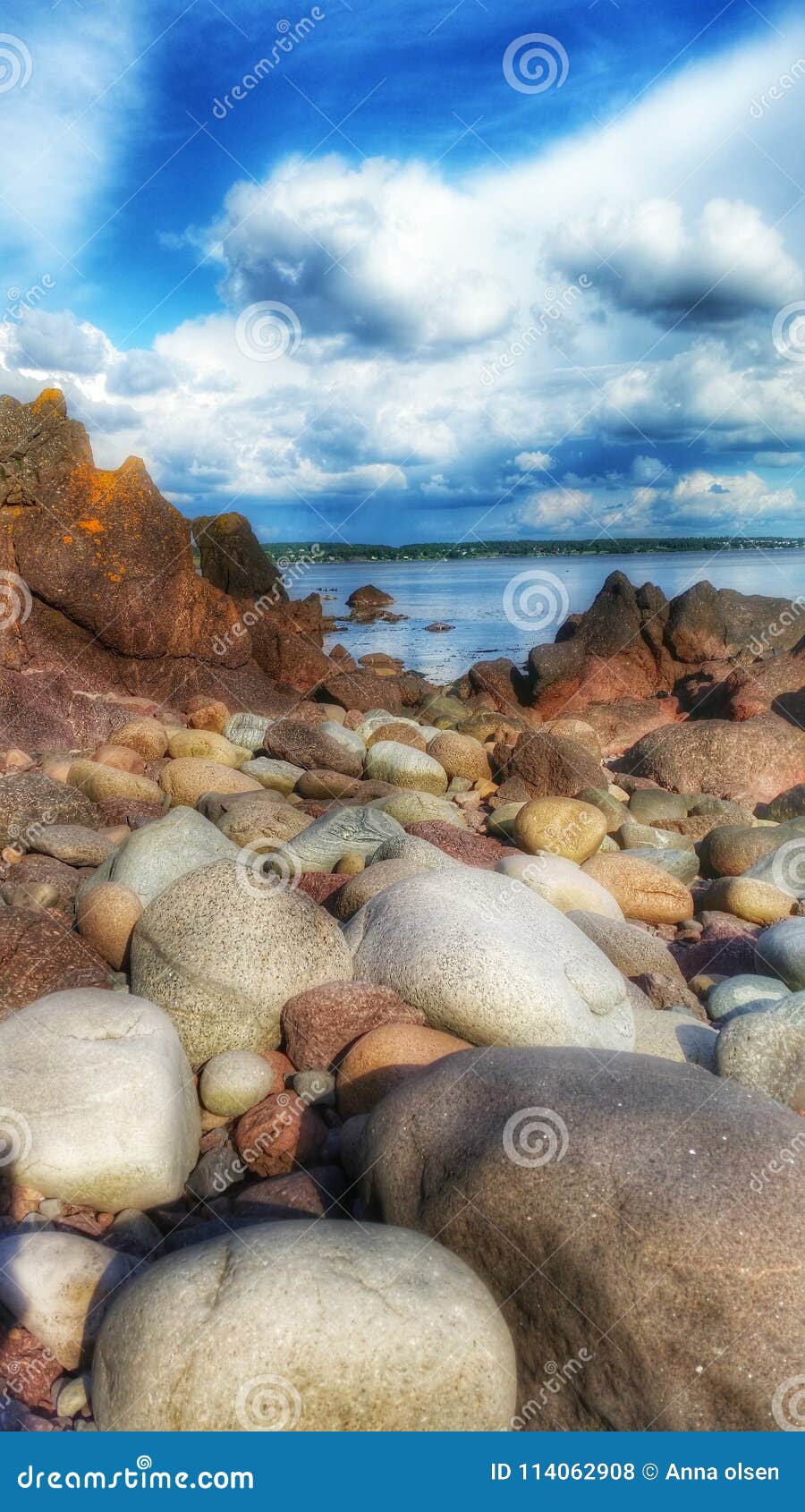 Rocas en la playa foto de archivo. Imagen de playa, paisaje - 114062908