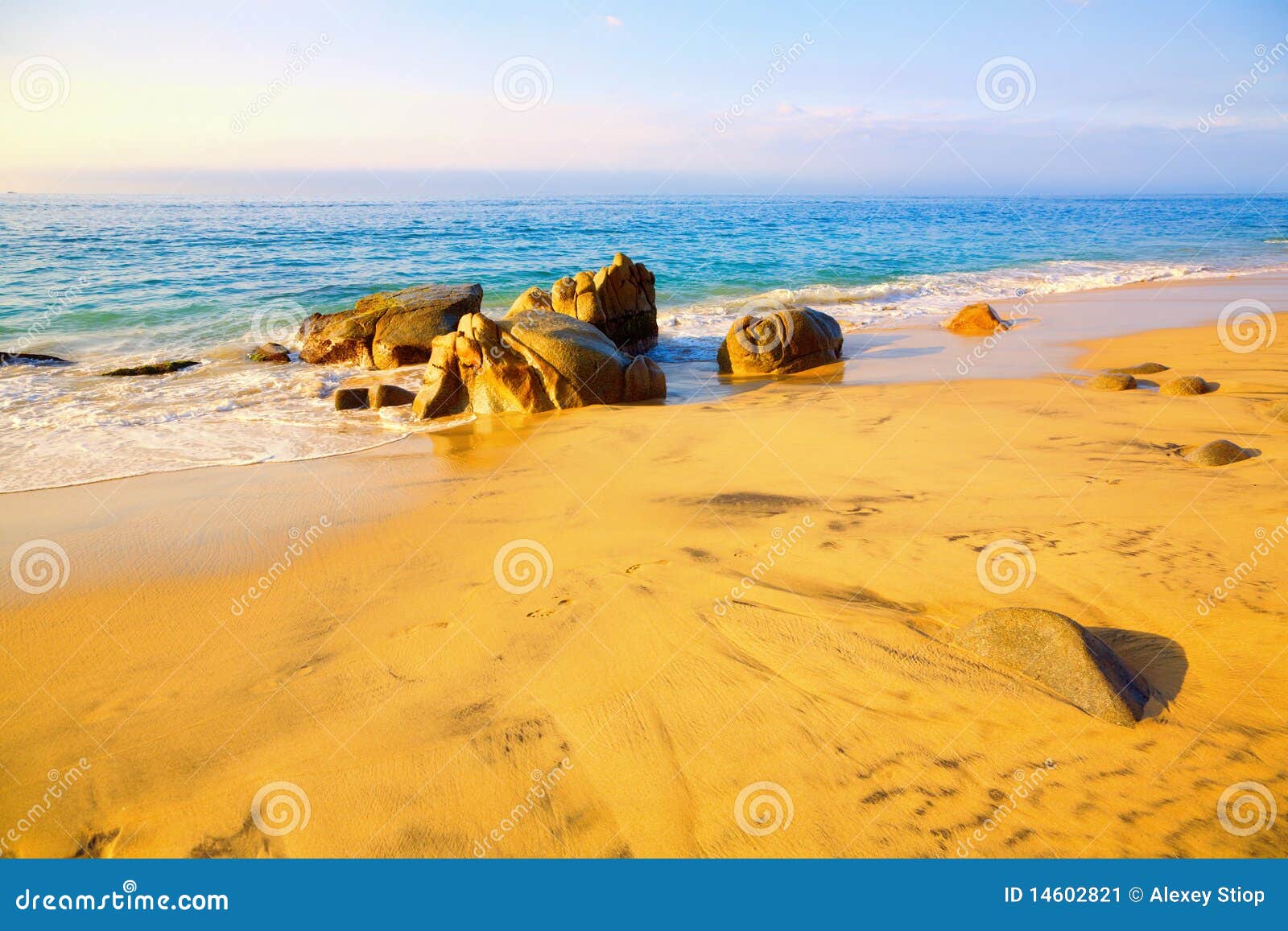 Rocas en la playa imagen de archivo. Imagen de azul, hermoso - 14602821