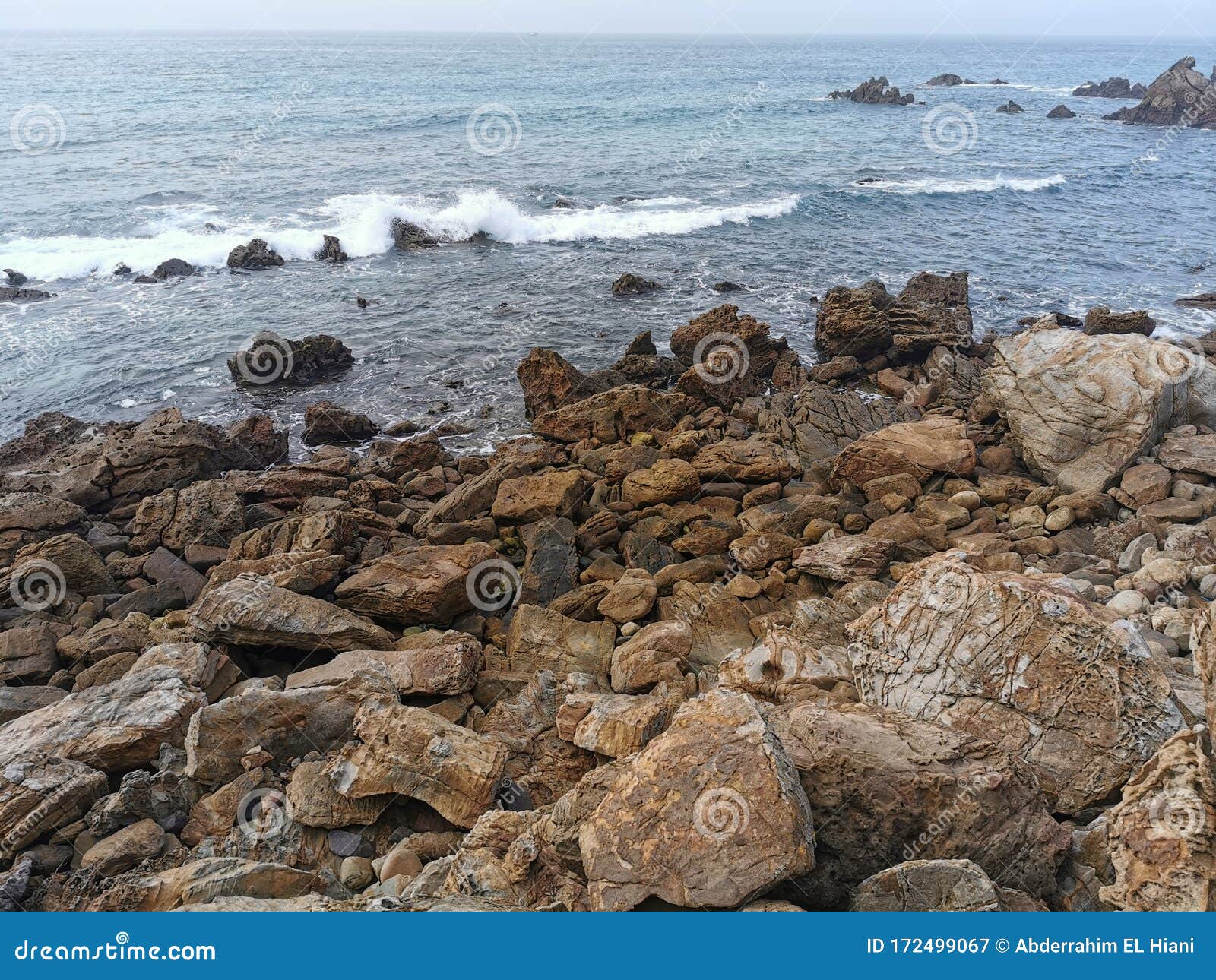 Rocas en la playa imagen de archivo. Imagen de playa - 172499067