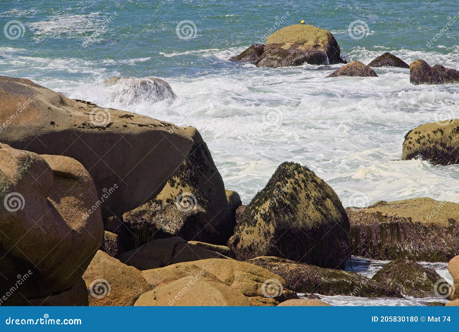 Rocas en la playa foto de archivo. Imagen de onda, vacaciones - 205830180